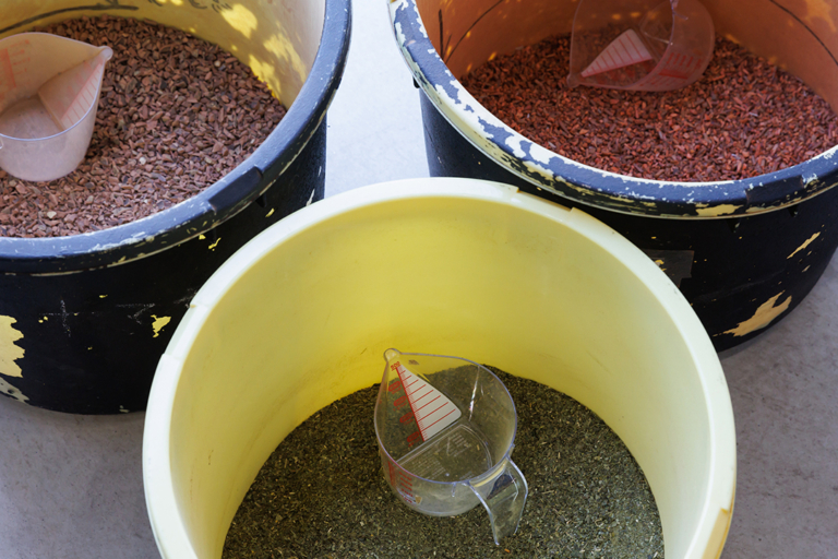 三河の生地を草木染めしてオリジナルウェアに！西尾発のアパレルブランド「UZUiRO（うずいろ）」：後編 | HIROBA！