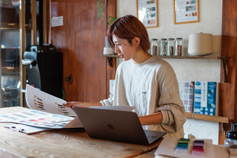 三河の生地を草木染めしてオリジナルウェアに！西尾発のアパレルブランド「UZUiRO（うずいろ）」：後編 | HIROBA！
